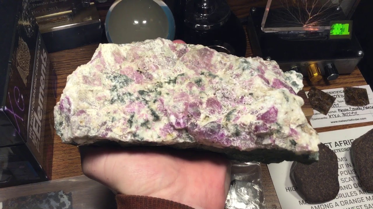 Tenebrescent Hackmanite Fade in Real Time - YouTube