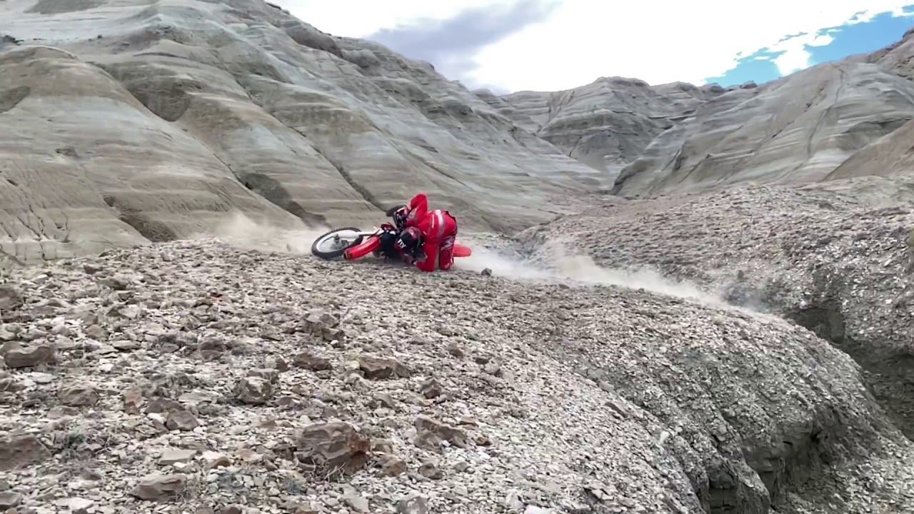 Dirt biking Wyoming badlands - YouTube