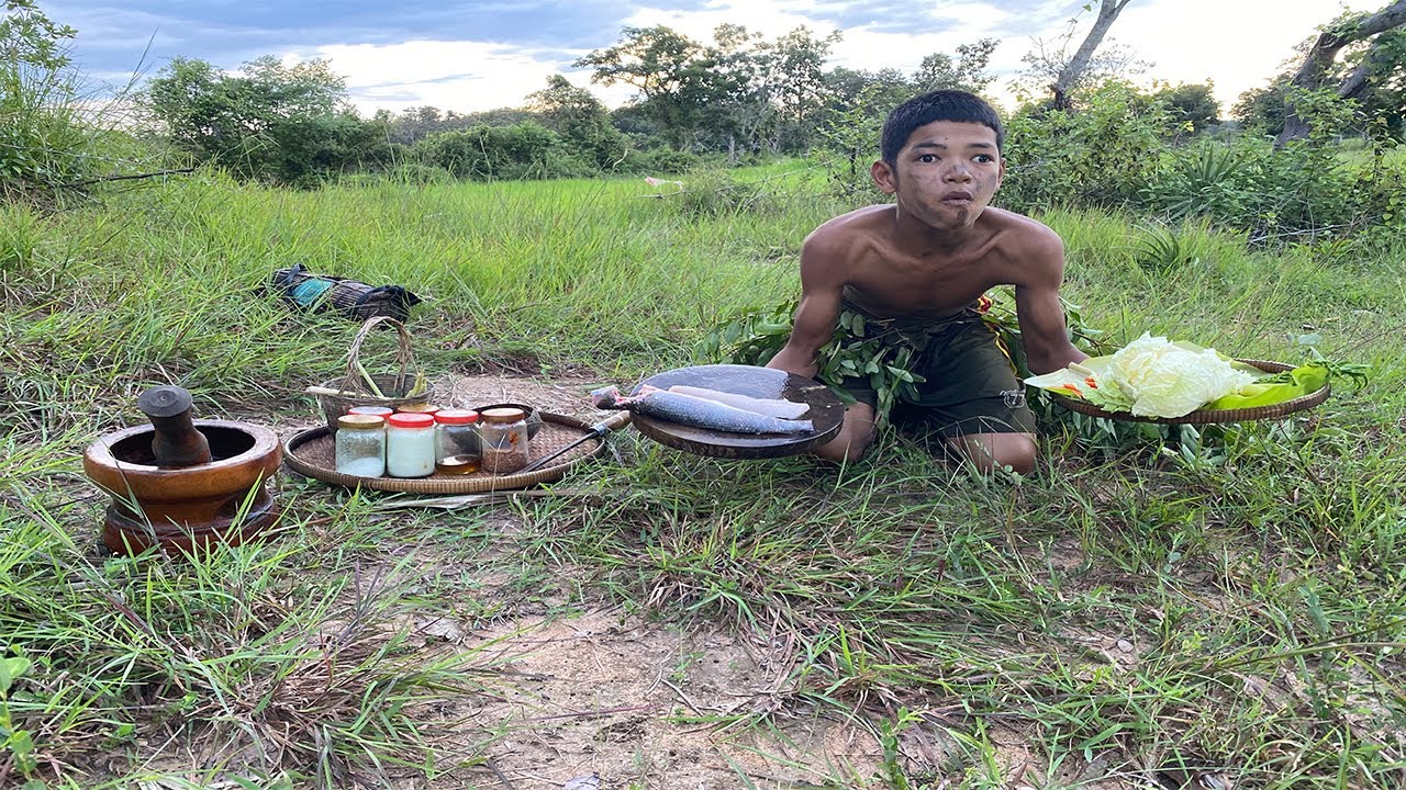 Primitive life - Amazing eat raw fish with spicy sauce and vegetable is ...