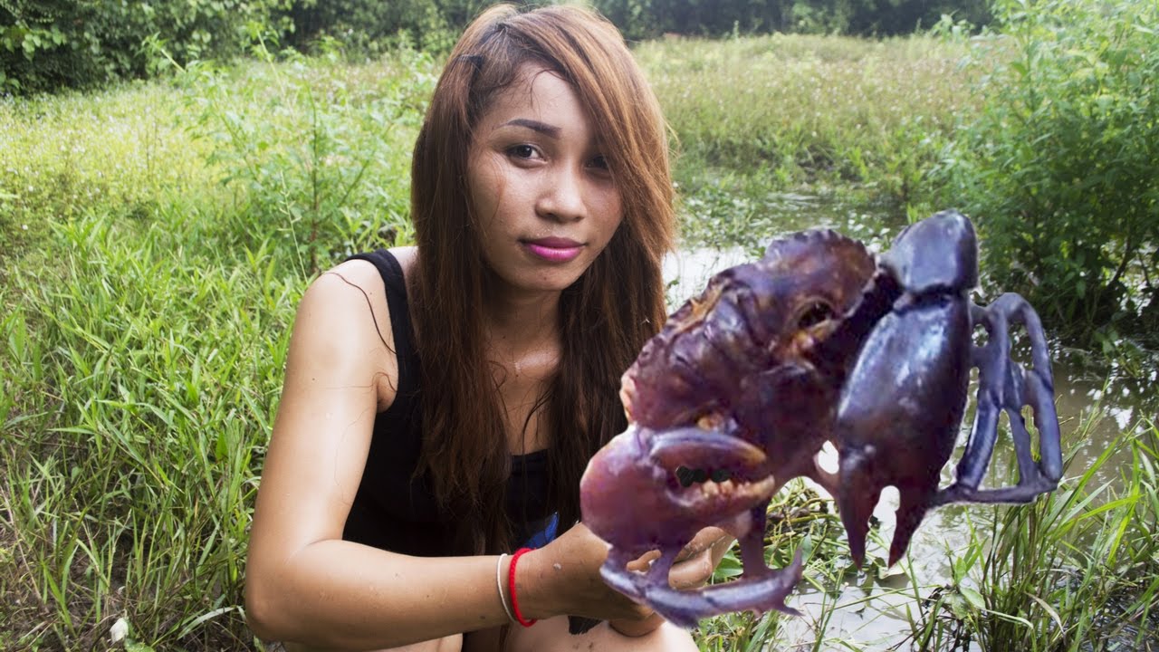 Amazing Beautiful Girl Catch Crab Barehanded - YouTube