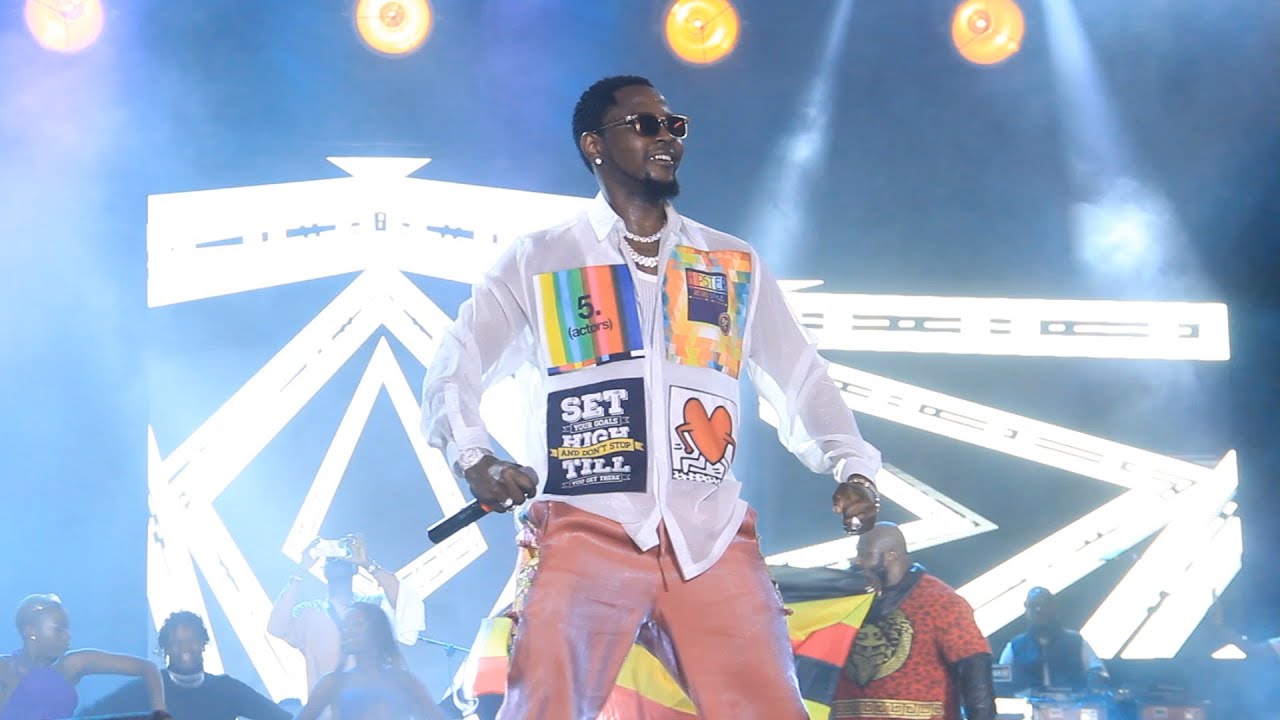 #BUGA FULL LIVE PERFORMANCE BY KIZZ DANIEL IN FULL HD - Uganda. - YouTube