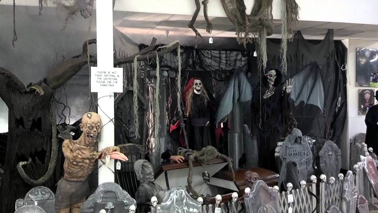 HAUNTED HALLOWEEN STORE GRAVEYARD 2012 - YouTube