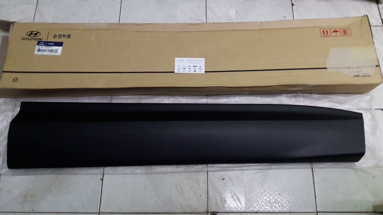 Ốp sườn xe (ốp trên cánh cửa) Hyundai Santafe 877222W000CA - YouTube