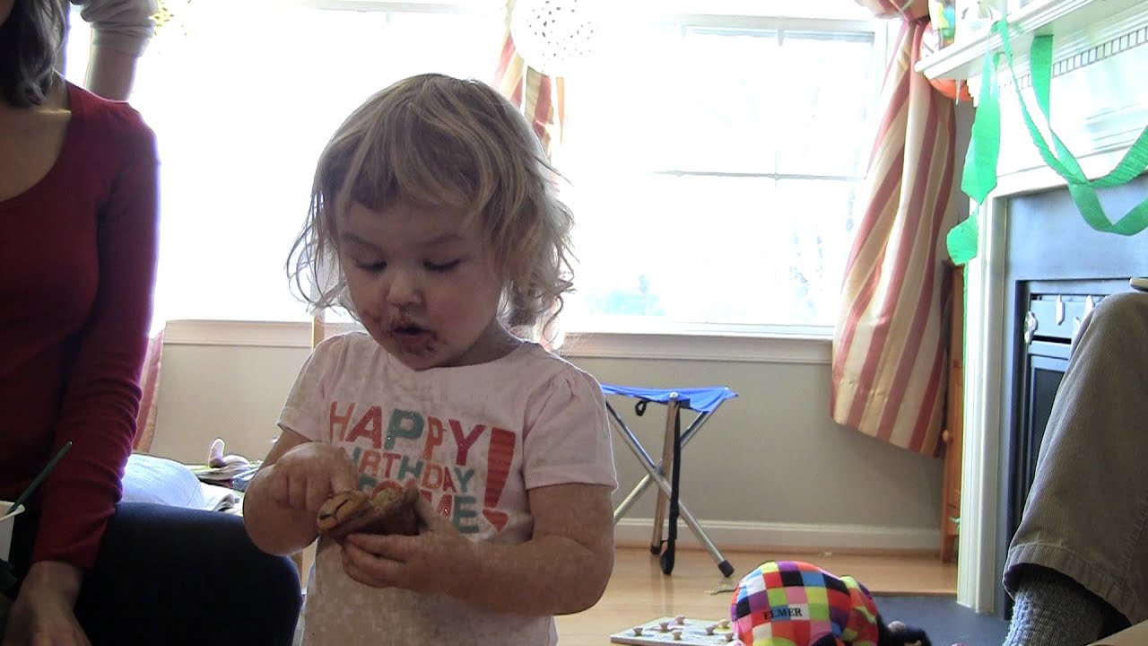 Layla's Monkey Cupcake - YouTube