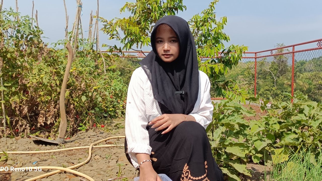 SENYUMNYA BIKIN CANDU!! TEMUI NENG RISKA LAGI DIKEBUN II APA WE KERJA ...