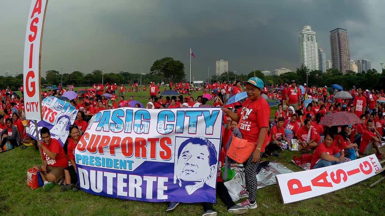 PRO DUTERTE CROWD ARRIVES AT ANTI MARTIAL LAW RALLY IN QUIRINO ...