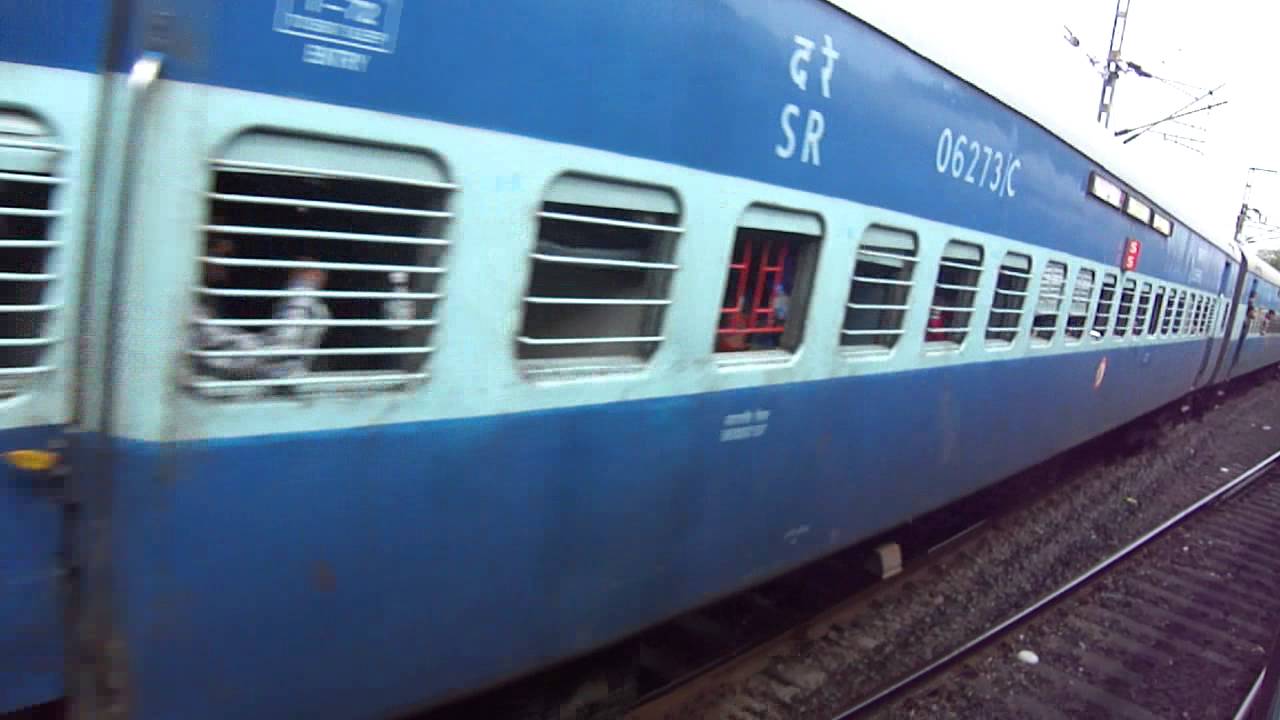 12621 Tamilnadu Express crossing 12622 Tamilnadu Express @Nagpur NGP ...