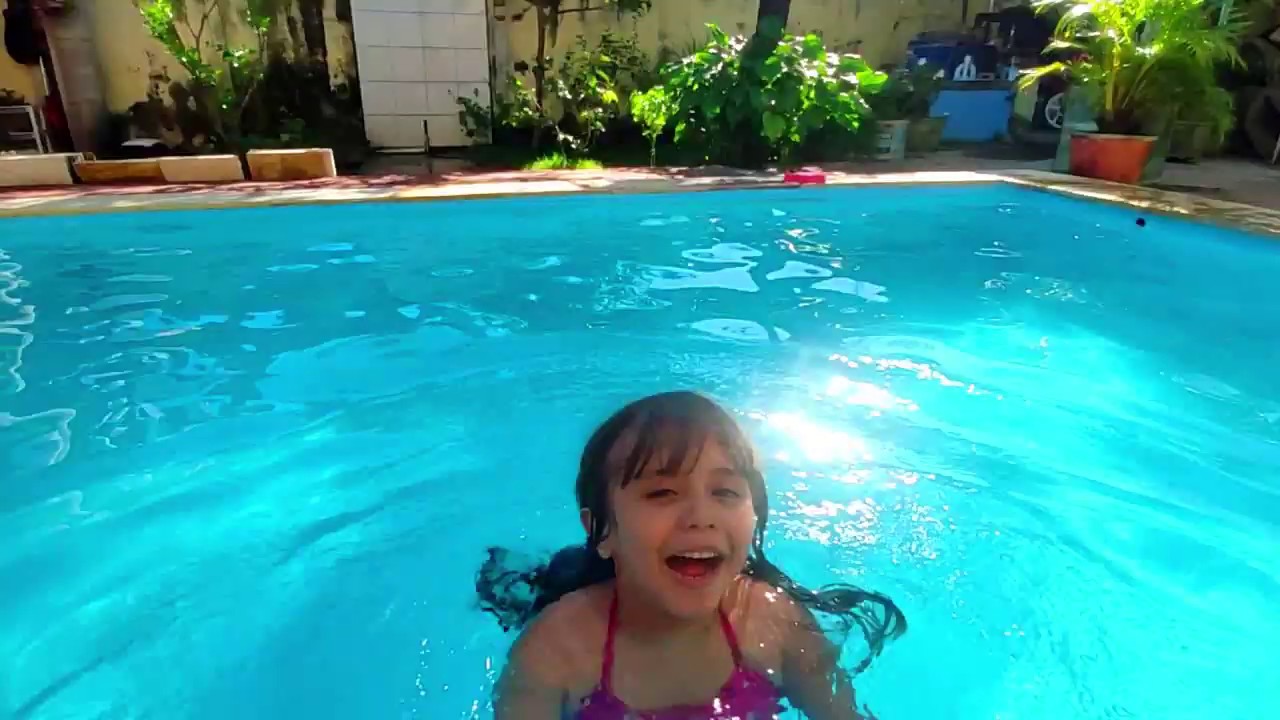 Brincando na piscina. - YouTube