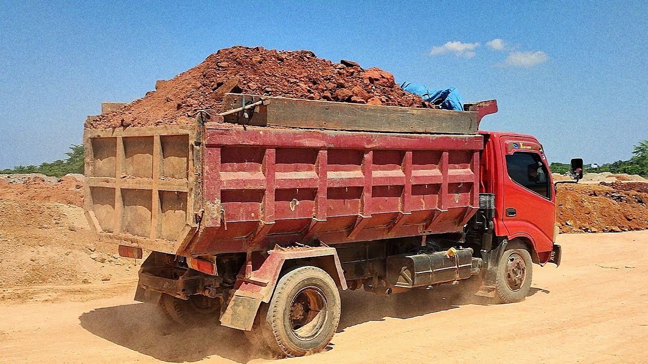 Dump Truk Tanah Toyota Dyna Jomplang Muatan Full Tanah Cadas - YouTube