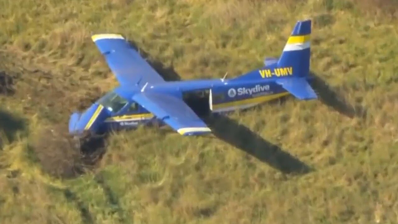 Two people injured in Victoria plane crash - YouTube