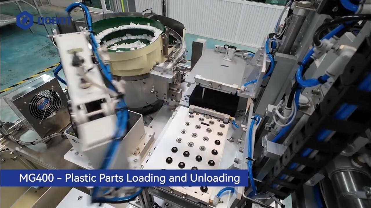 MG400 Robots Loading and Unloading in Plastic Manufacturing - YouTube
