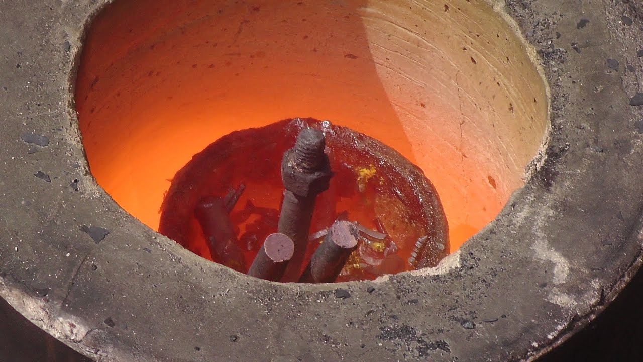 Messing und Bronze gießen und etwas schönes aus Messing an der Drehbank ...