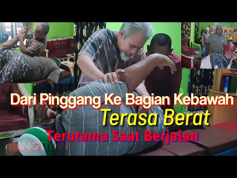 Berjalan Kayak Membawa Beban Berat Di Kakinya