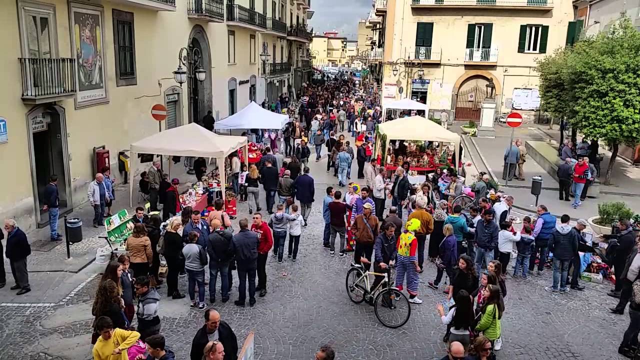 Il mercatino di Grumo Nevano - YouTube