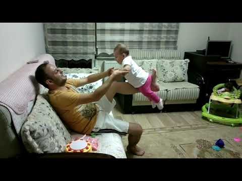 Bebek İle Babasının Eğlencesi