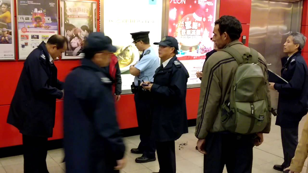 轉載：食環署人員 vs. 棄煙頭寸嘴勺民, TKO MTR A1 21-12-15 4:44pm - YouTube