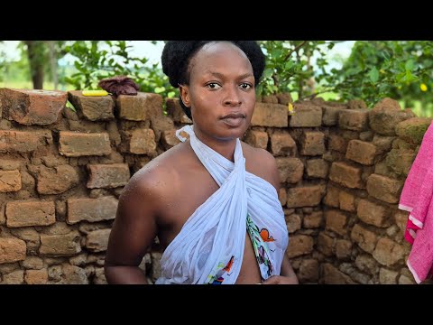 African village girl Life / Outdoor bathing Time 