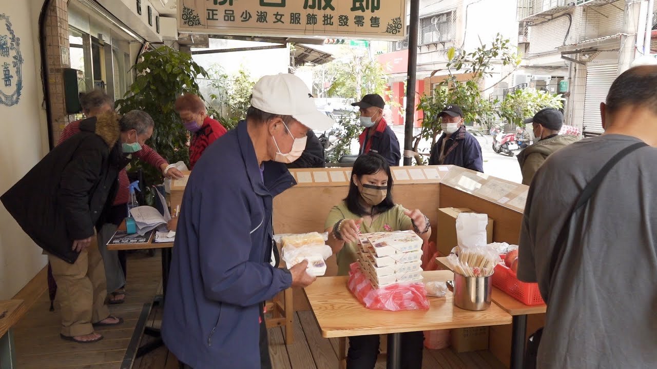 Taipei Night Market Stall Helps Homeless Population - YouTube