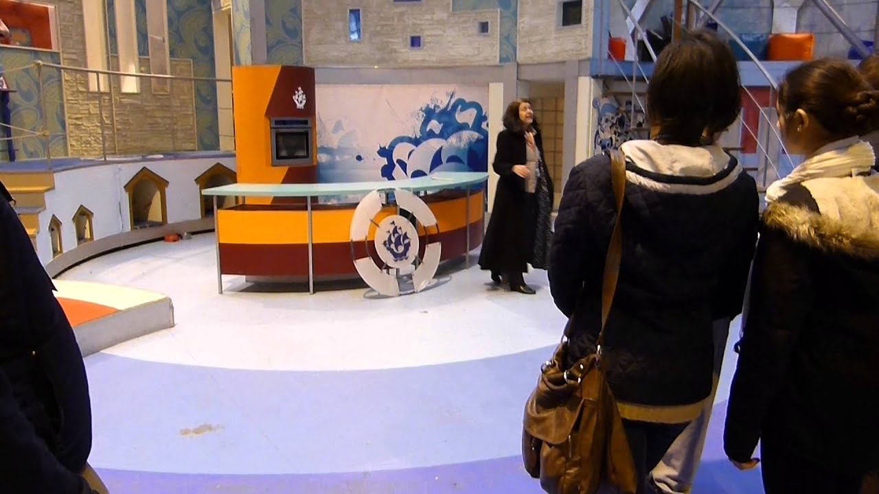 Looking round the Blue Peter set - YouTube