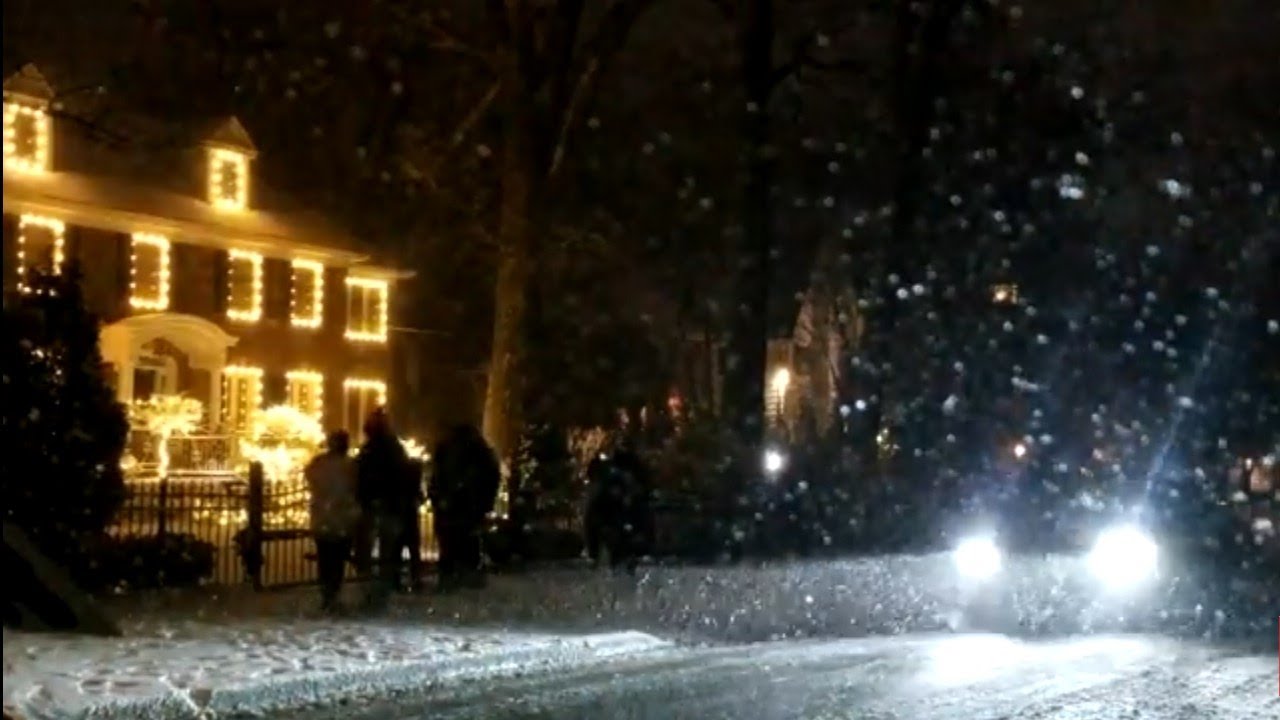 HOME ALONE HOUSE BLIZZARD AT NIGHT STILL CROWDED - YouTube