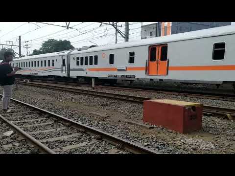 kereta malioboro Exsperes melintas Stasiun lempuyangan