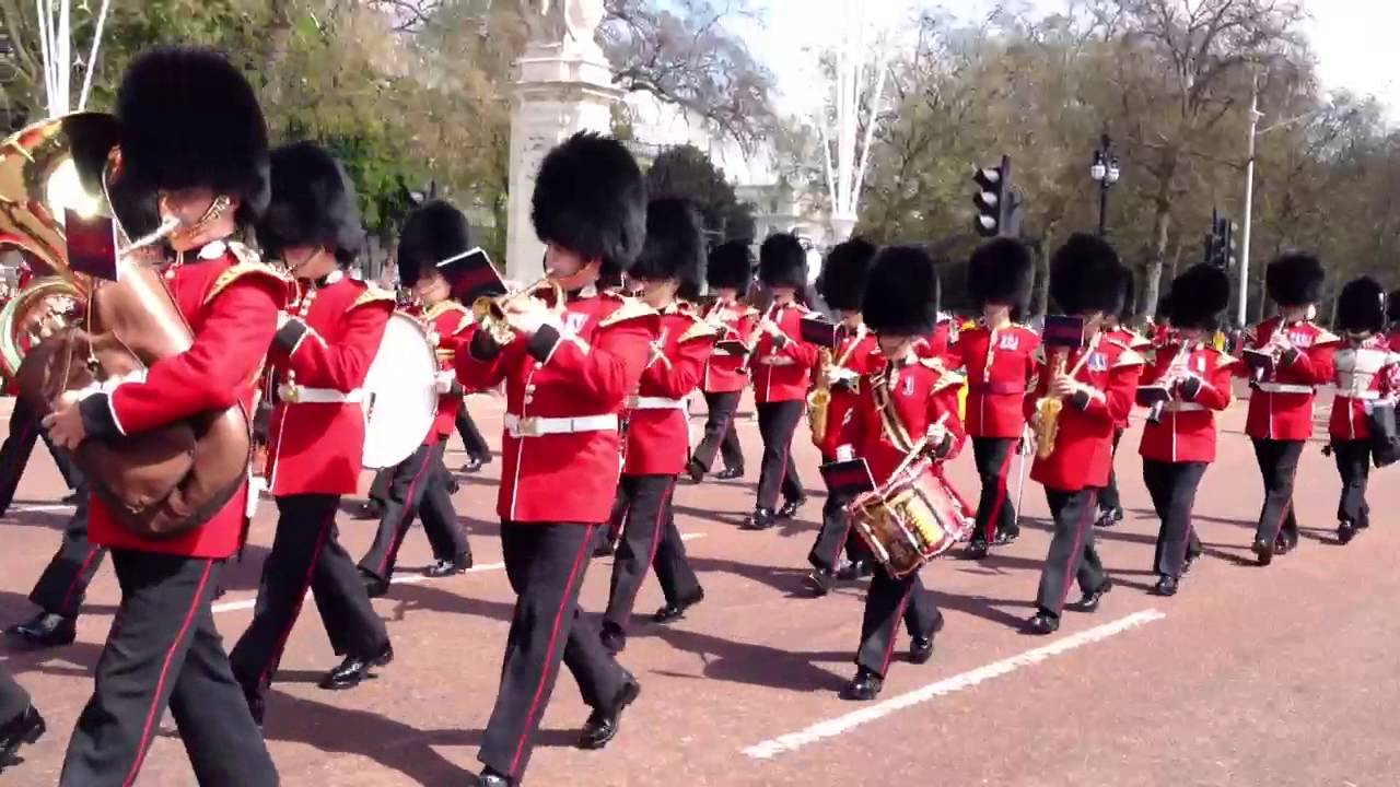 Marching Guardsmen at Buckingham Palace, London - YouTube
