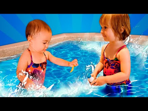 La bambina Bianca gioca in piscina. Una storia con le bambole e i giochi in acqua.