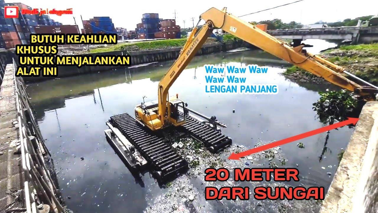 pembersihan sampah di sungai menggunakan beko amphibi long arm komatsu ...