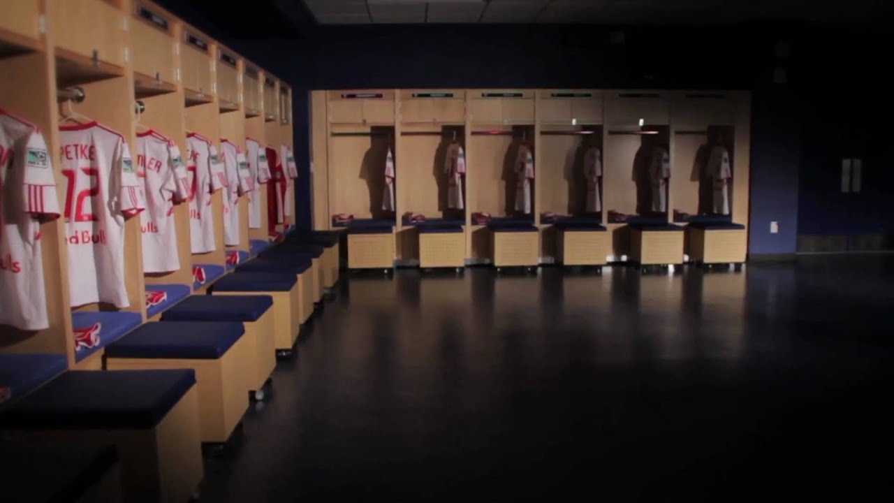 Preparing for his arrival: In the locker room - YouTube