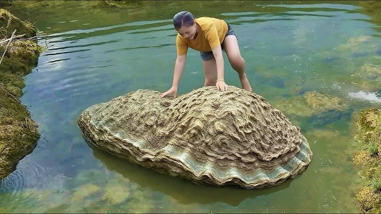 Pry open this eerie oyster, and the girl excitedly collects its glowing ...