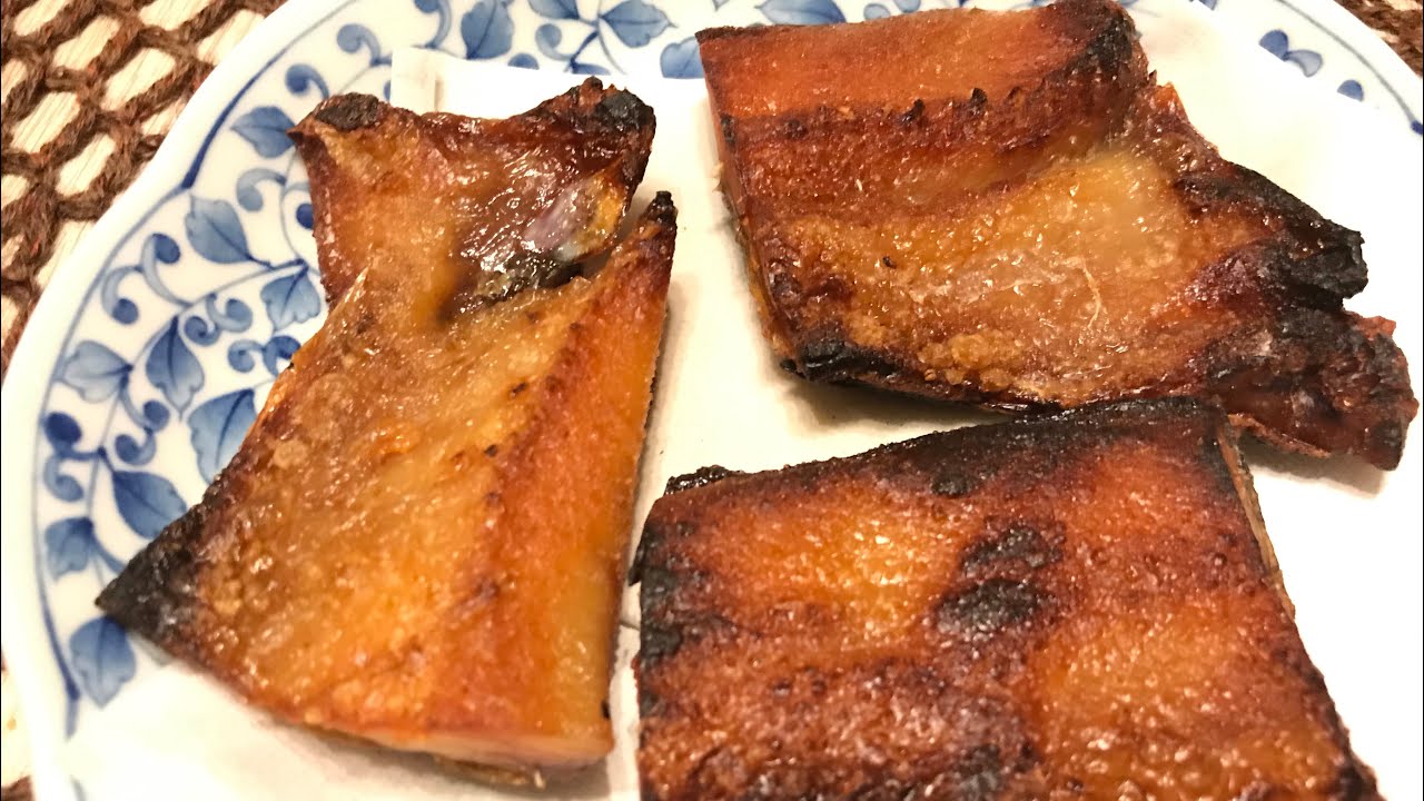 How to make Cambodian dried fish វិធីធ្វើត្រីងៀតផ្អែម - YouTube