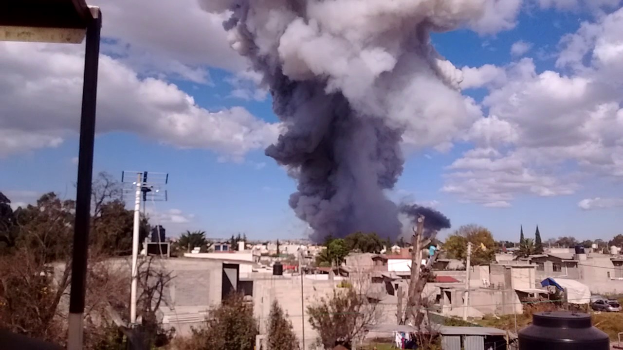 Explosión en el mercado de cohetes en Tultepec - YouTube