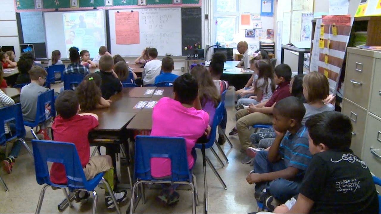 Laukhuf Elementary -- Real Men Read - YouTube