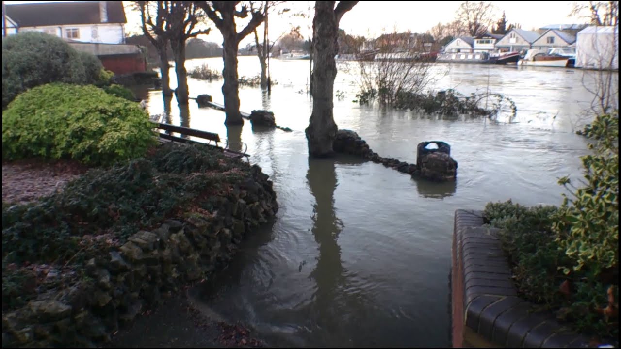 Staines floods on Thames path 10/01/14 - YouTube