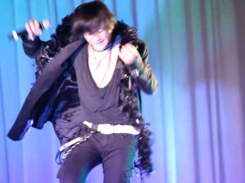 GLAYのものまね【KAZU】/ 誘惑 - YouTube