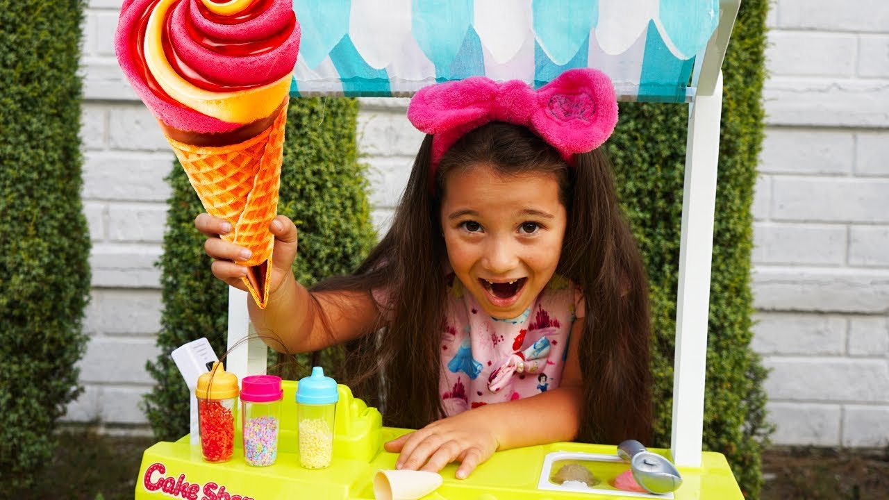 Anna pretend play selling Ice Cream - YouTube