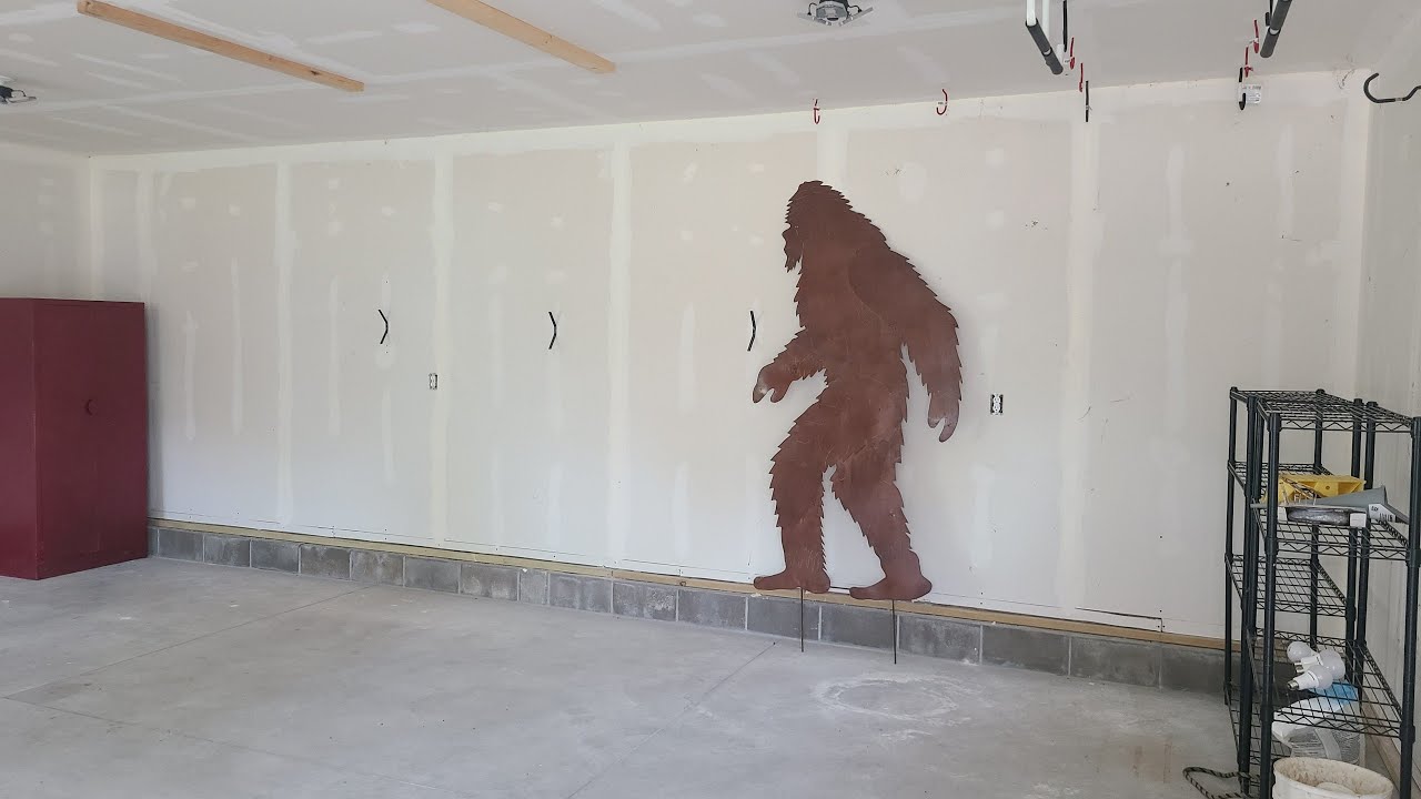 Squatch In Da Back Yard - YouTube