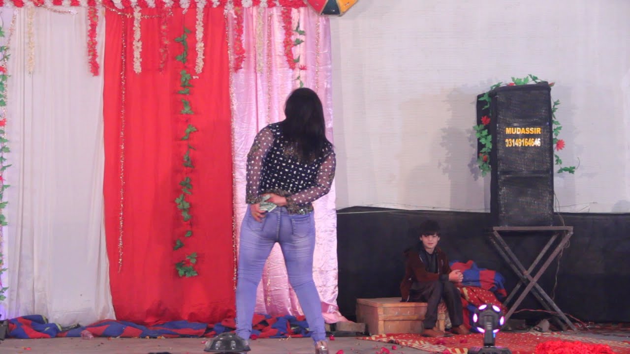 Laila Nawab Paint Pocket Money On Stage - YouTube