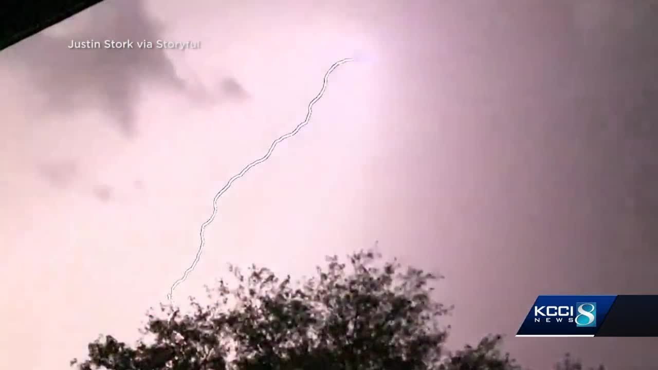 Iowa man captures video of impressive lightning show - YouTube