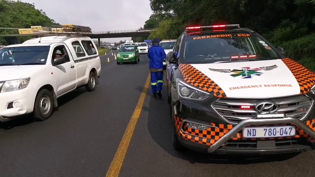 Horror Crash on M19 disrupts traffic - YouTube