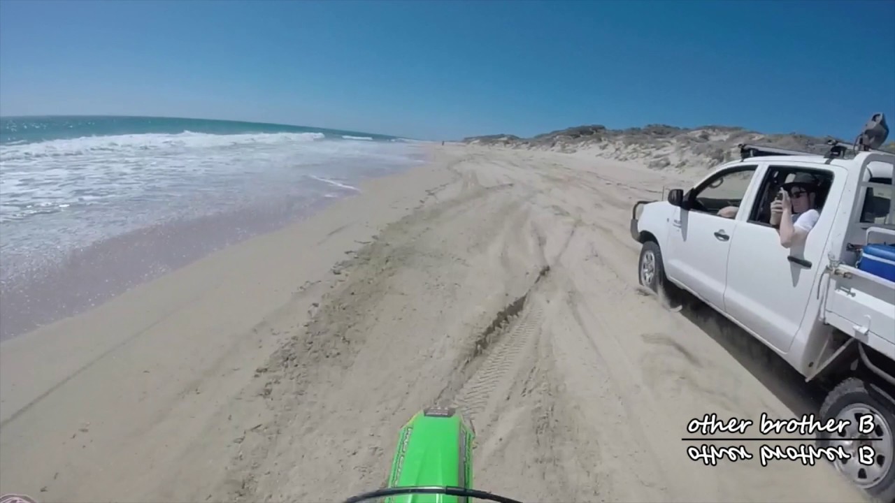 DIRT BIKE RIPPING BEACH WITH TOYOTA HILUX - YouTube