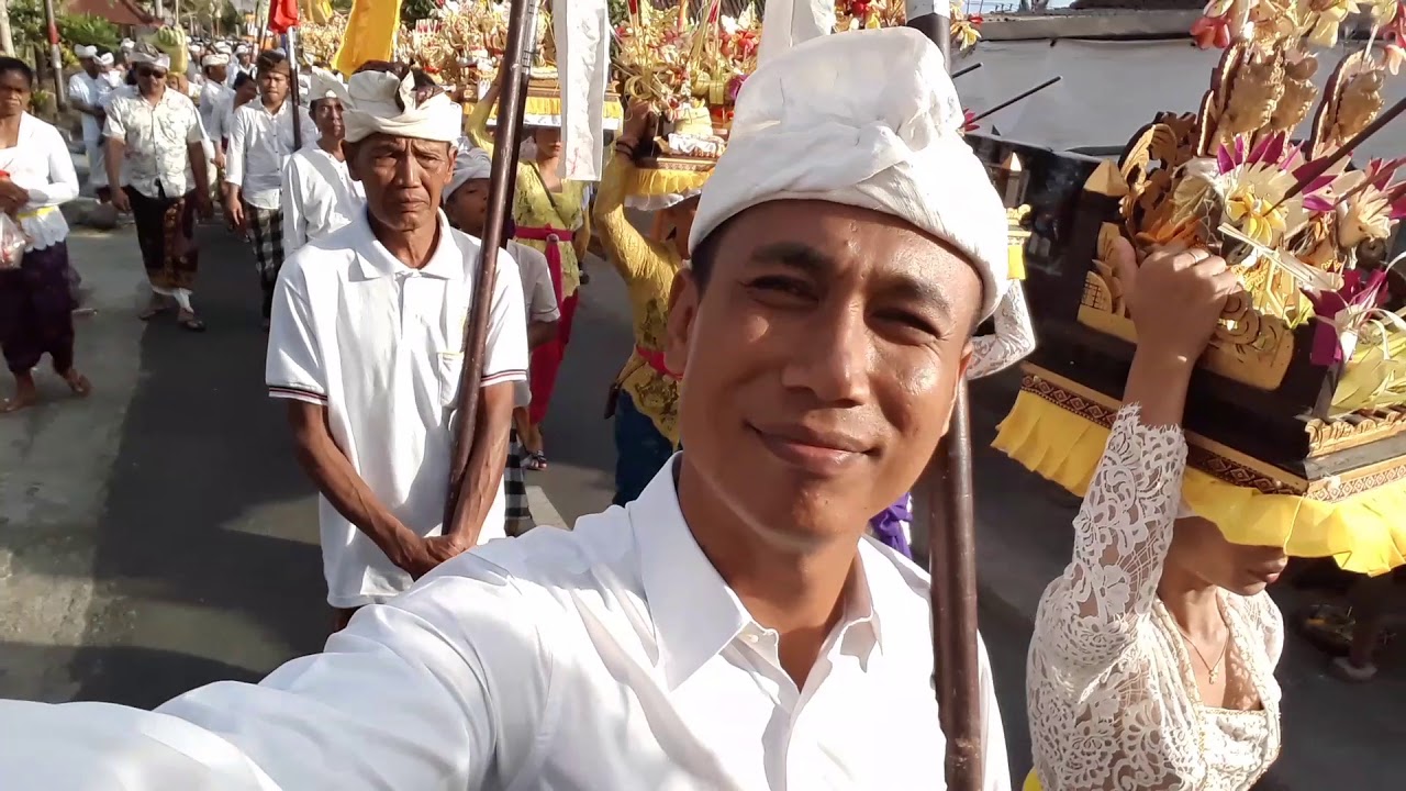Batara Hyang guru tedun ke pura Buda manis - YouTube