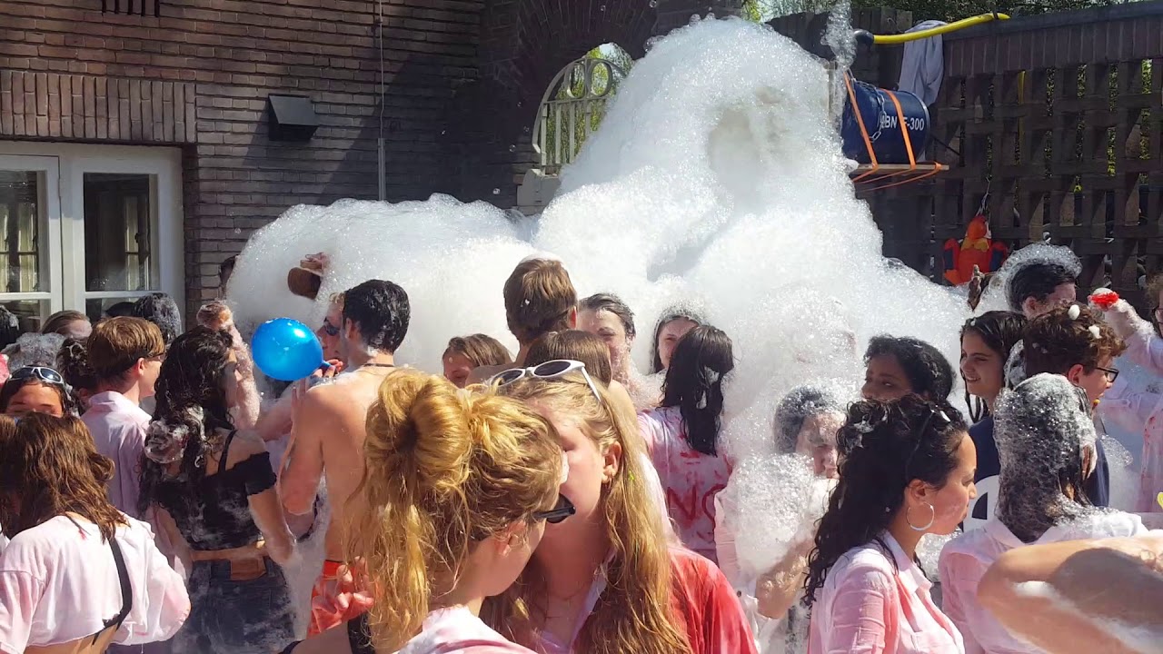 Schuimparty examenstunt met onze schuimmachine - YouTube