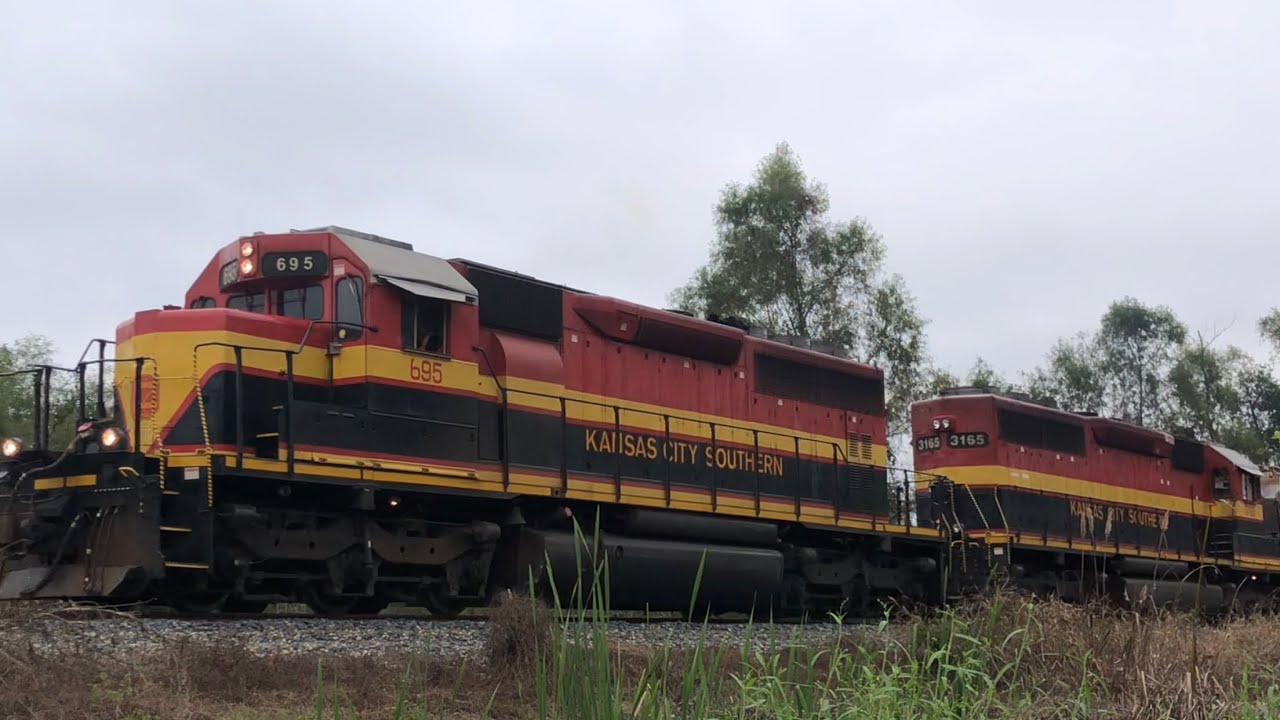 KCS LL60 passes through Garyville, LA - YouTube