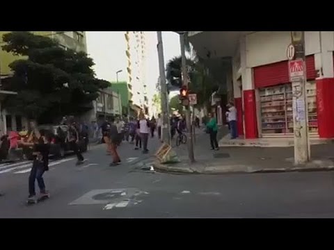 Sao Paulo'da otomobil kaykaycıların arasına daldı
