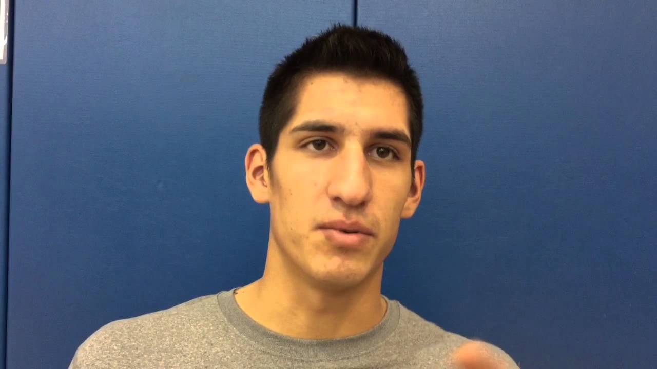 Derek Willis shows injured finger - YouTube