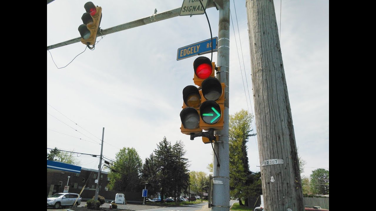 Guy Getting Mad Over Traffic Lights - YouTube