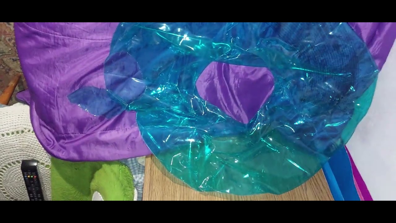Blue swim ring popping(Kék úszógumi kilyukasztás) - YouTube