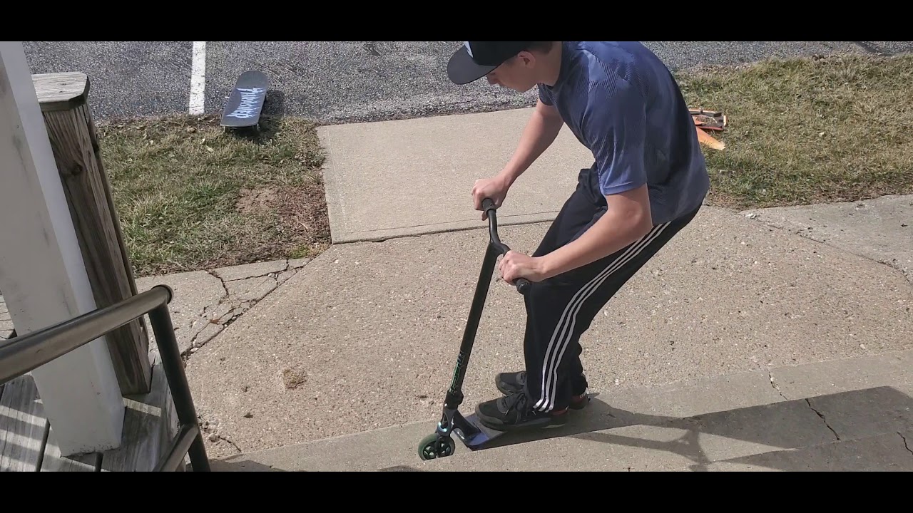 Grind on scooter - YouTube