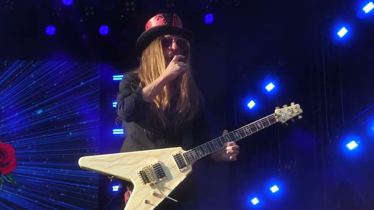 "CC Deville Guitar Solo & Fallen Angel" Poison@Citizens Bank Park ...